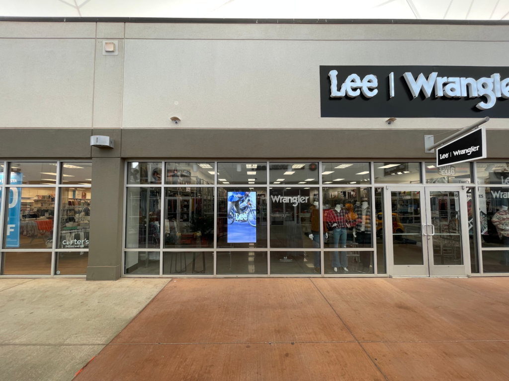 How Digital Signage in Retail Enhances the In-Store Experience